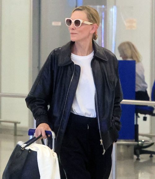 Στο σύνολο της Cate Blanchett το bomber jacket κάνει τη διαφορά
